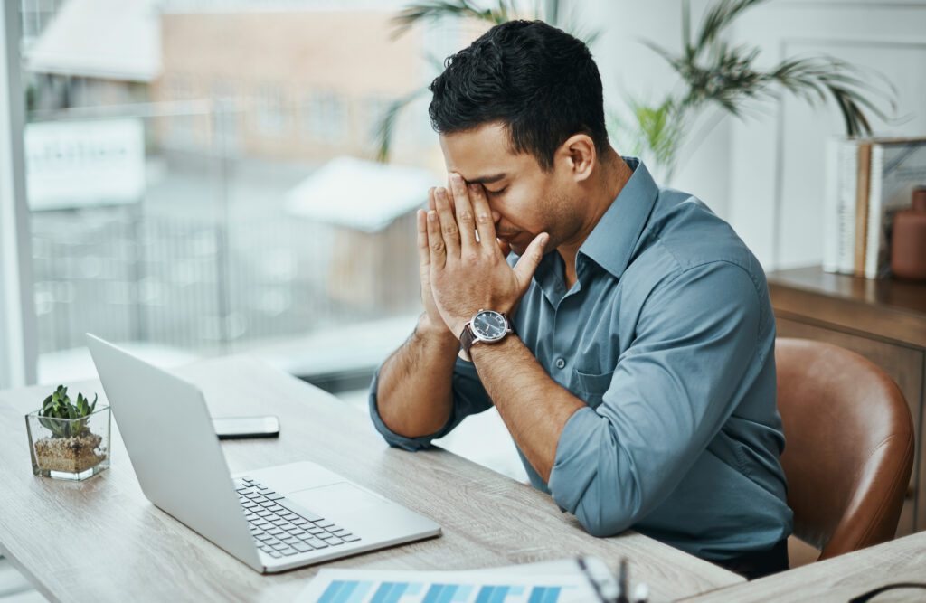 5 of the Worst Distractions Dads Deal With - All Pro Dad